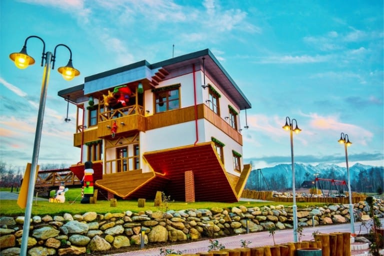 Brambura Park - Casa întoarsă de la Avrig - iTurist.ro