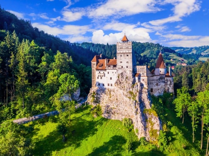 Castelul Bran: Istoric, obiective, tarife, și program de vizitare ...