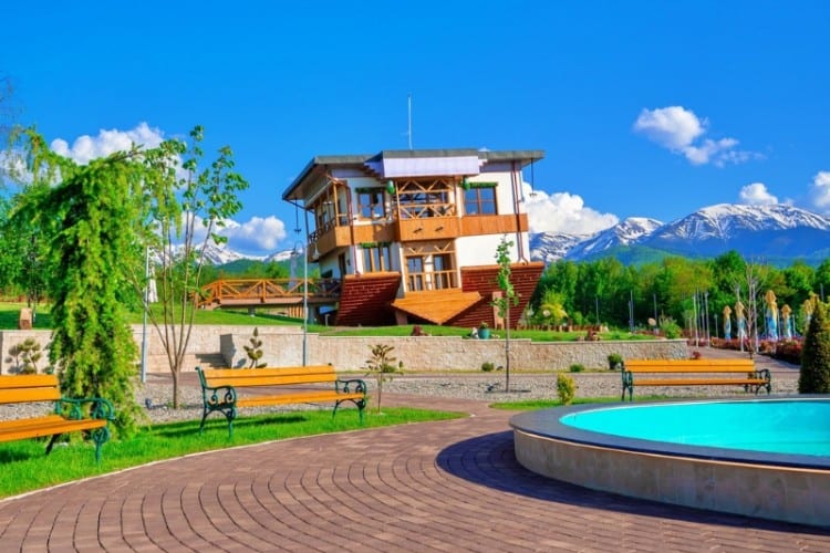 Brambura Park - Casa întoarsă de la Avrig - iTurist.ro